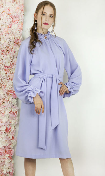 Robes de cocktail dans une boutique à Paris